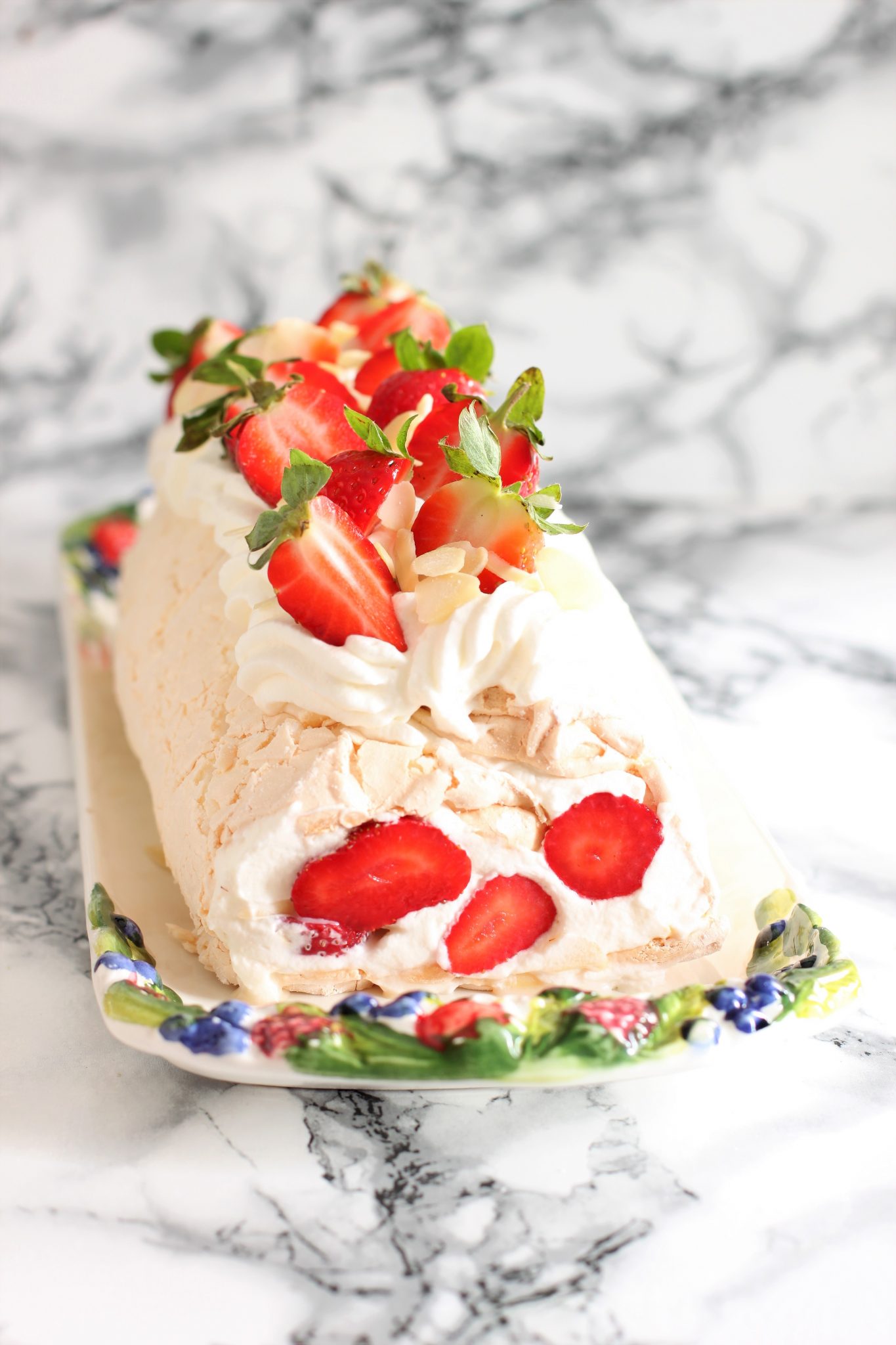 Rotolo di meringa con panna e fragole